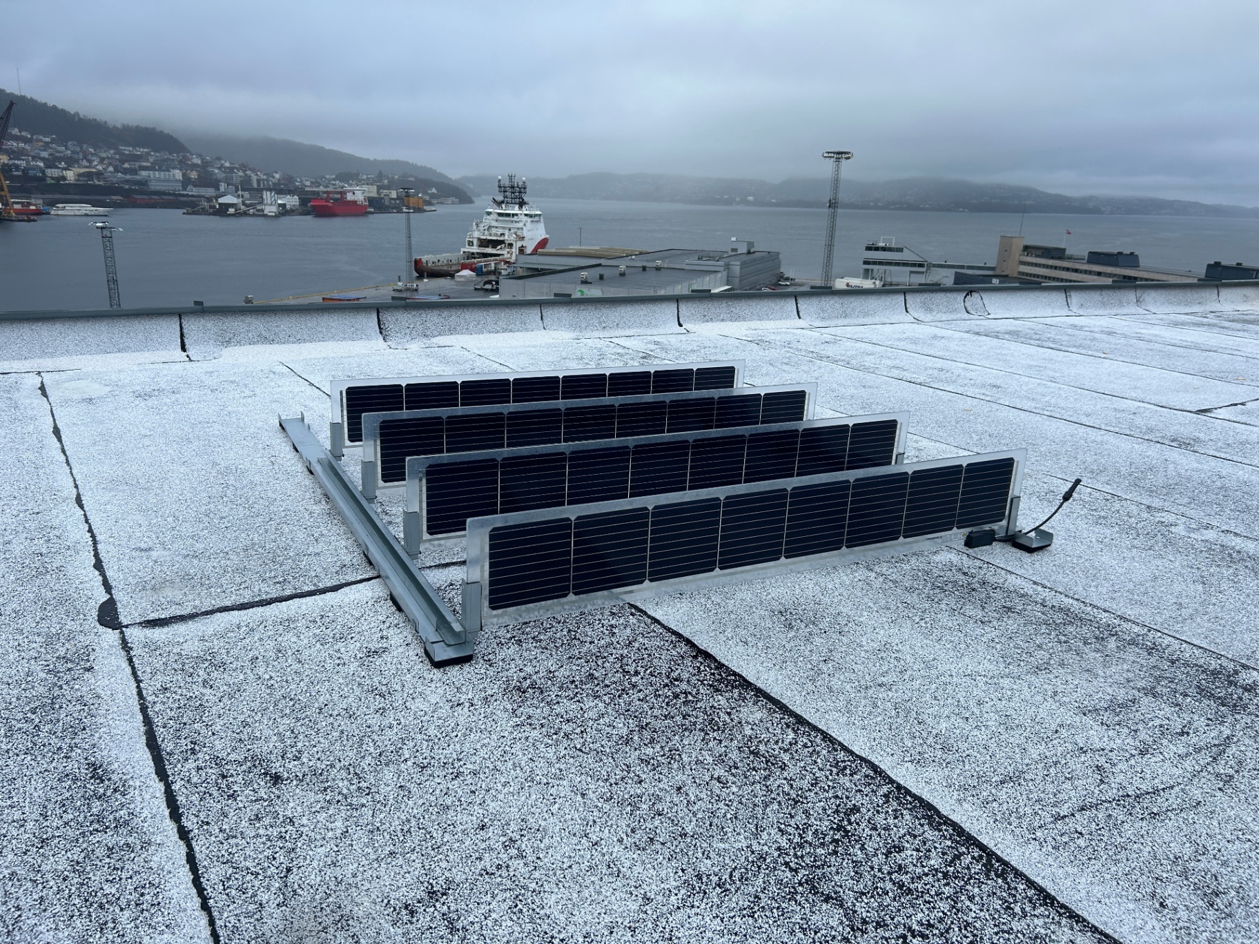 Over Easy Solar | Vertikala solceller för platt tak