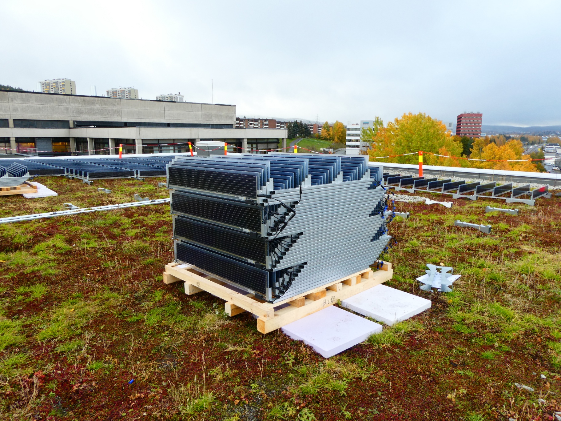 Over Easy Solar | Vertikala solceller för platta tak utan ballast och ...