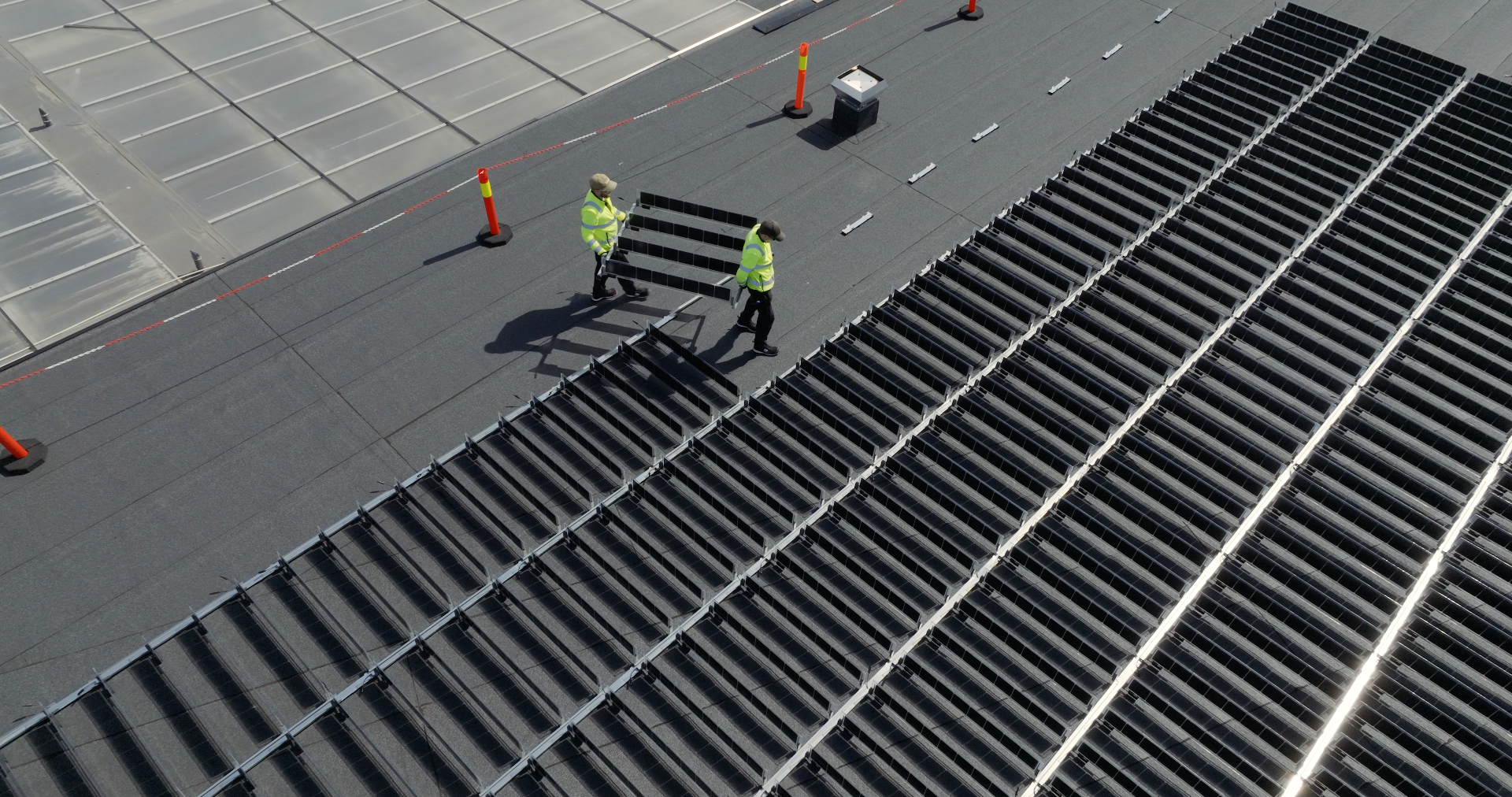 Over Easy Solar | Vertikala solceller för platta tak utan ballast och ...